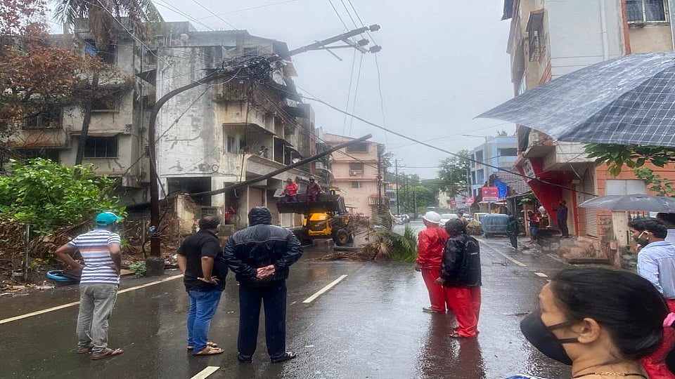 चक्रीवादळात अलिबागकरांचं मोबाइल नेटवर्क गडगडलं, 13 हजार लोकांचं स्थलांतर