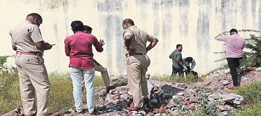 दिघंचीत सराफी दुकानात अठरा लाखांची चोरी; भिंतीला भगदाड पाडून दागिने लांबवले