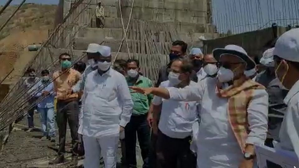 VIDEO : मांजरपाडा प्रकल्पाचे गुजरातकडे वाहून जाणारे पाणी गोदावरी ...