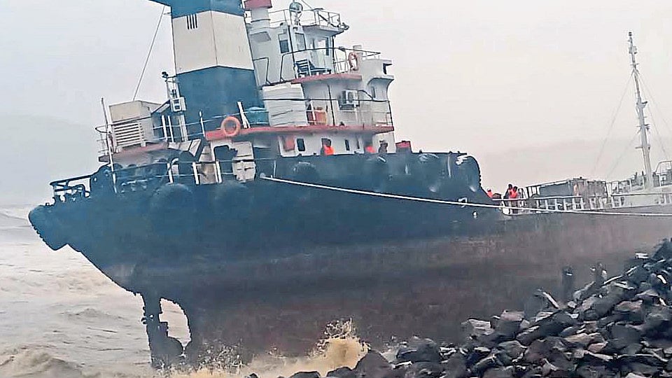 रत्नागिरी : 'ते' जहाज काढण्याच्या हालचाली