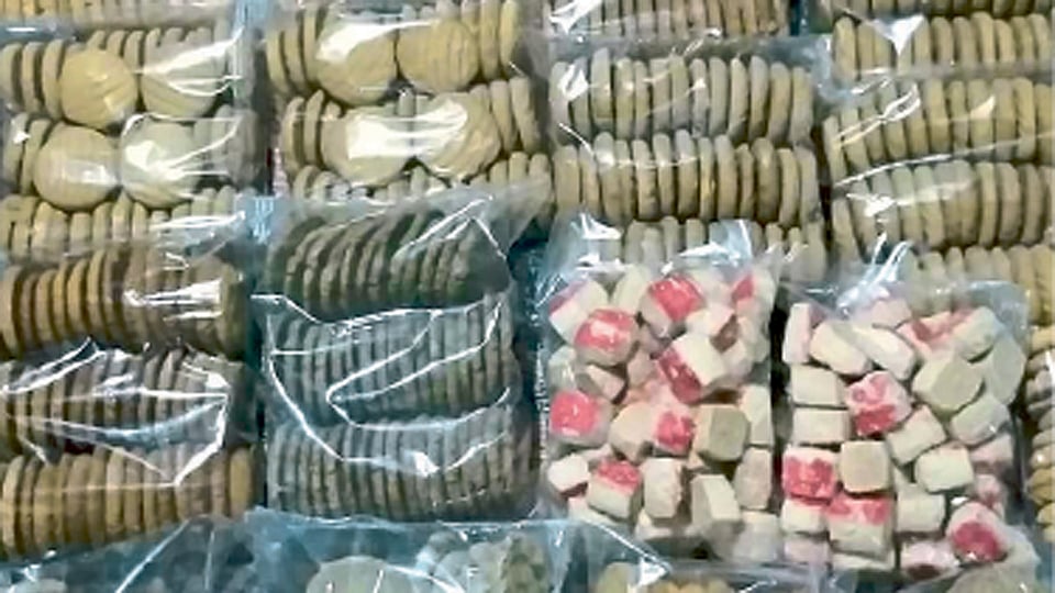 बिस्कीट निर्मितीतून महिलांनी घेतली भरारी