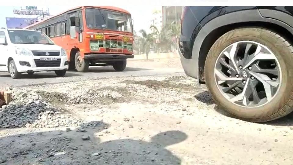 पुणे-नगर हायवेवर रस्ता खचला; ट्रॅफिक जाममुळं प्रचंड मनस्ताप