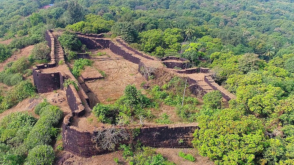 म्हणे काम दर्जेदार ; पण पूर्णगडाच्या भिंतीला गेले तडे