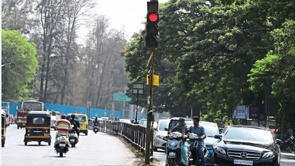 Pune Traffic Signal | पुणेकरांनो सावधान! आता सिग्नलवर जास्त वेळ ...