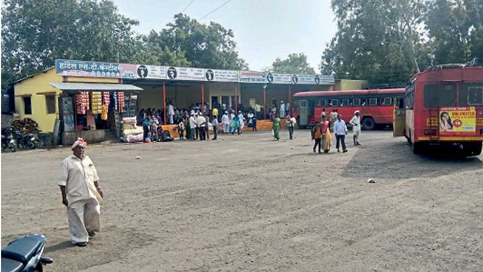 बसस्थानक रोडरोमिओंच्या विळख्यात