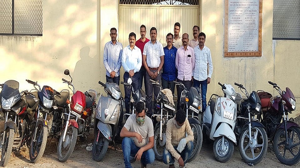 दुचाकी चोरी करणाऱ्या 4 जणांची टोळी गजाआड; चोवीस दुचाकी जप्त