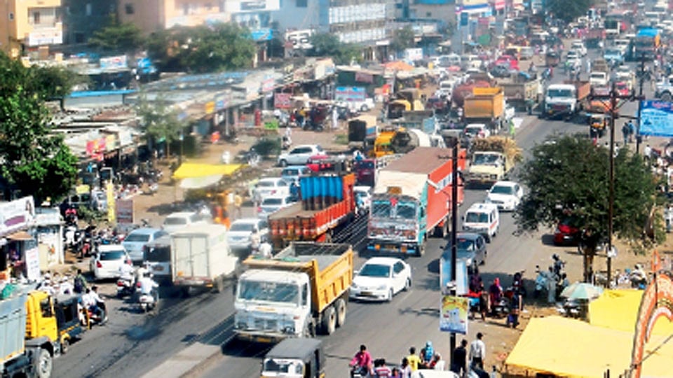 Waste Management : पुणे-नगर महामार्ग होणार चकाचक pune nagar highway ...