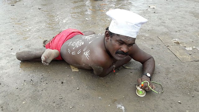 32 वर्षीय अपंग विक्रम चव्हाण करत आहेत बावीस वर्षे वारी