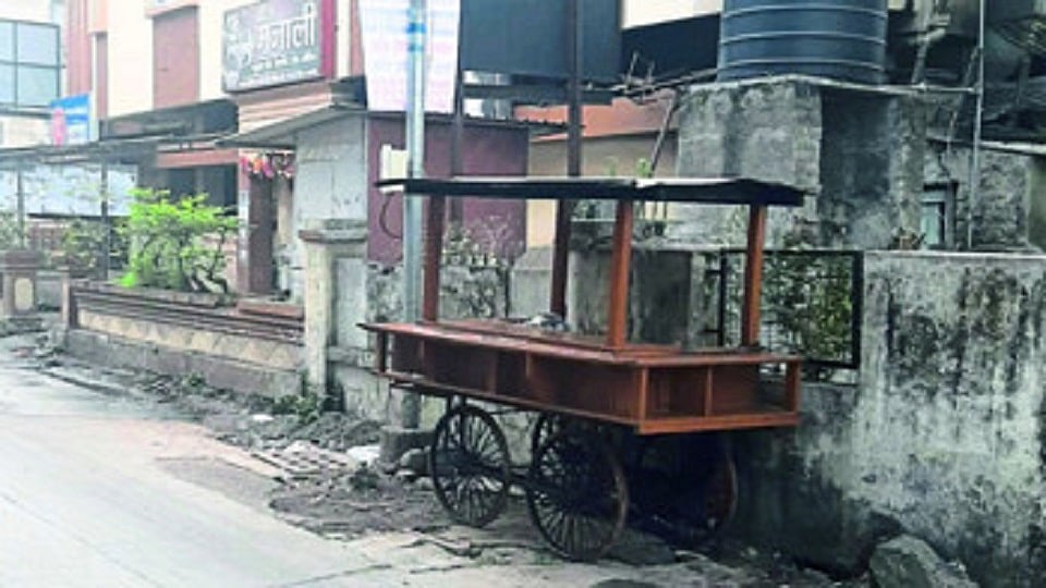 रात्रीस खेळ चाले! मध्यरात्रीच 'या' ठिकाणी एक हातगाडा लागतो..अन् मग...