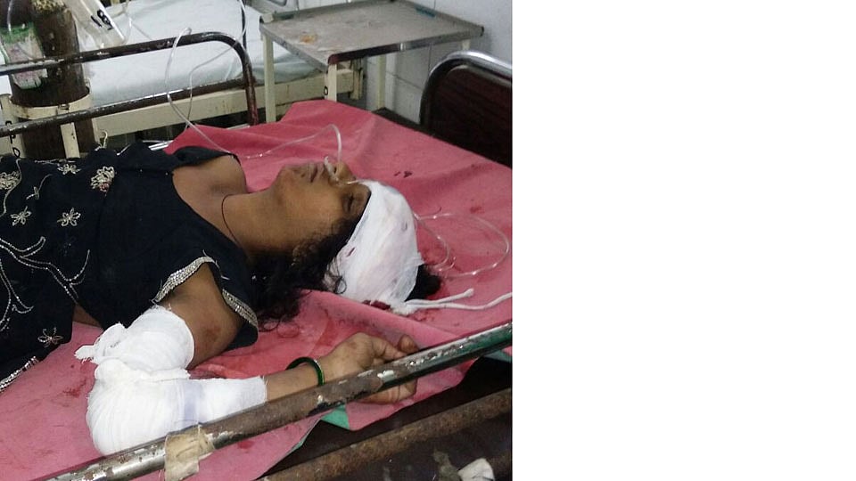 लोकल मधून पडून महिला जखमी