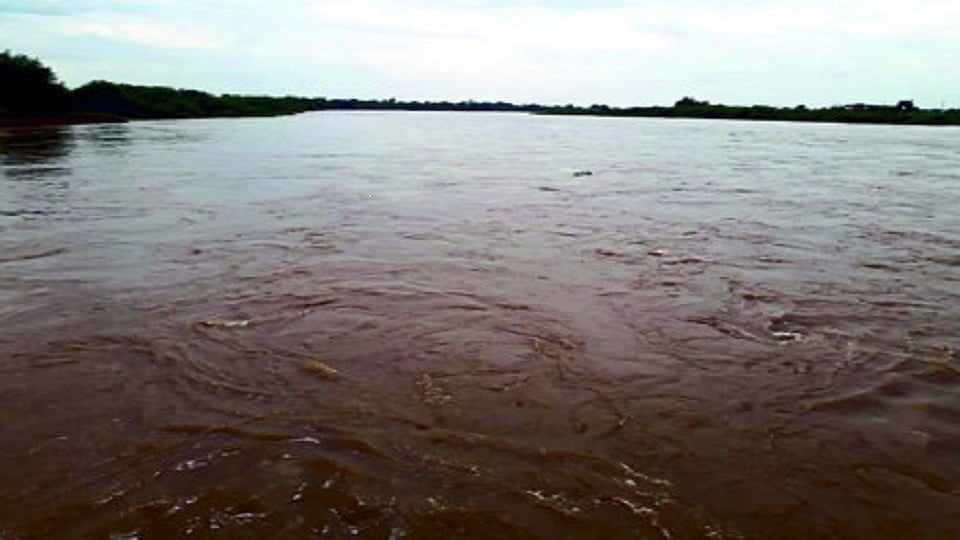 पाऊस नाही तरीही नीरा वाहते दुथडी