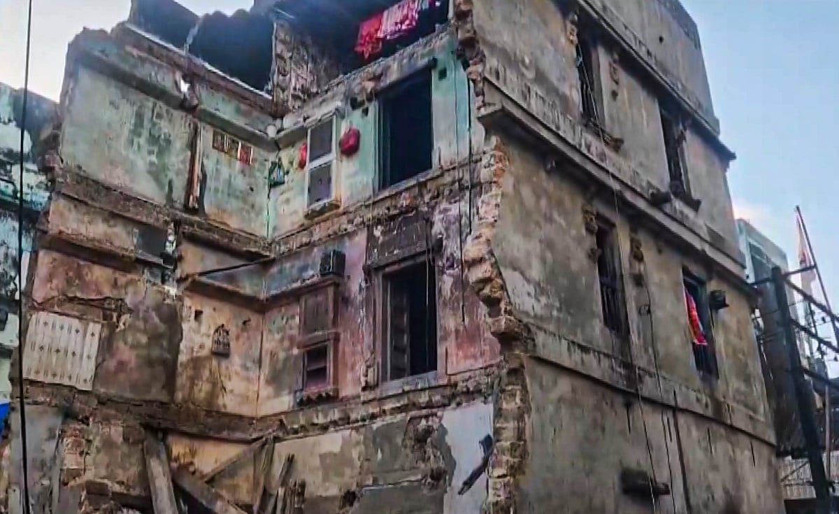 3 killed as 80-year-old residential building collapses in Gujarat's Veraval