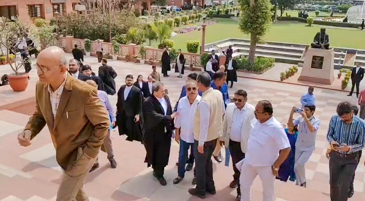 CJI Khanna meets Allahabad bar leaders, assures to consider demands ...