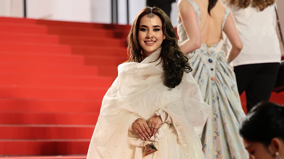 Cannes 2024: Actress Sunanda Sharma walks the red Carpet and performs ...