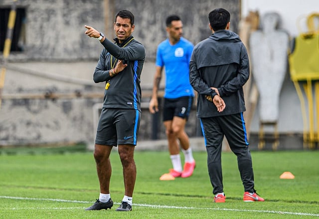 Rangers star Defoe to get 'fresh start' under Van Bronckhorst - pundit