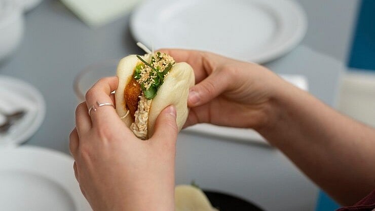 Benefits of Eating with Hands: तुम्ही चमच्याने जेवतात? हाताने जेवण्याचे ...