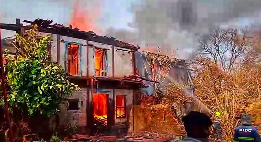 मुरबाड : १५० वर्षे जुना ऐतिहासिक झुंजारराव वाडा जळून खाक