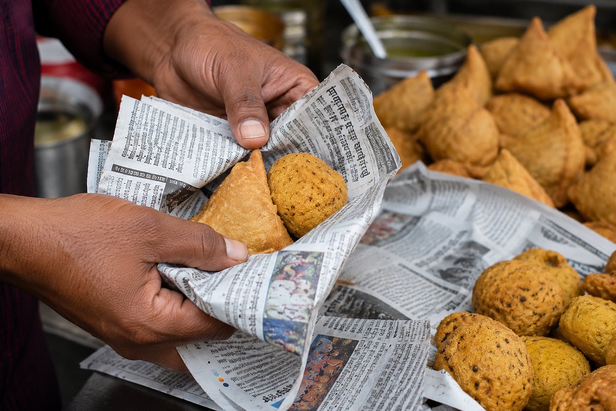 अन्नपदार्थ बांधण्यासाठी वर्तमानपत्राचा वापर पडला महागात! मुंबईत FDA ची ...