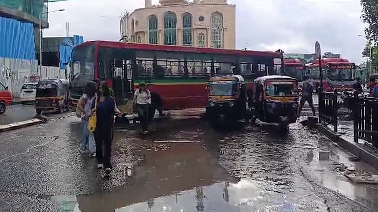 Mumbai BEST Strike : अखेर तोडगा निघाला! राज्य सरकारसोबतच्या चर्चेनंतर ...