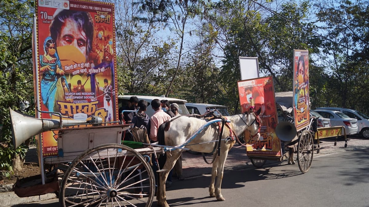 Bhopal: 'Zindagi ki na toote ladi, mask pahno mushkil hai ghadi...
