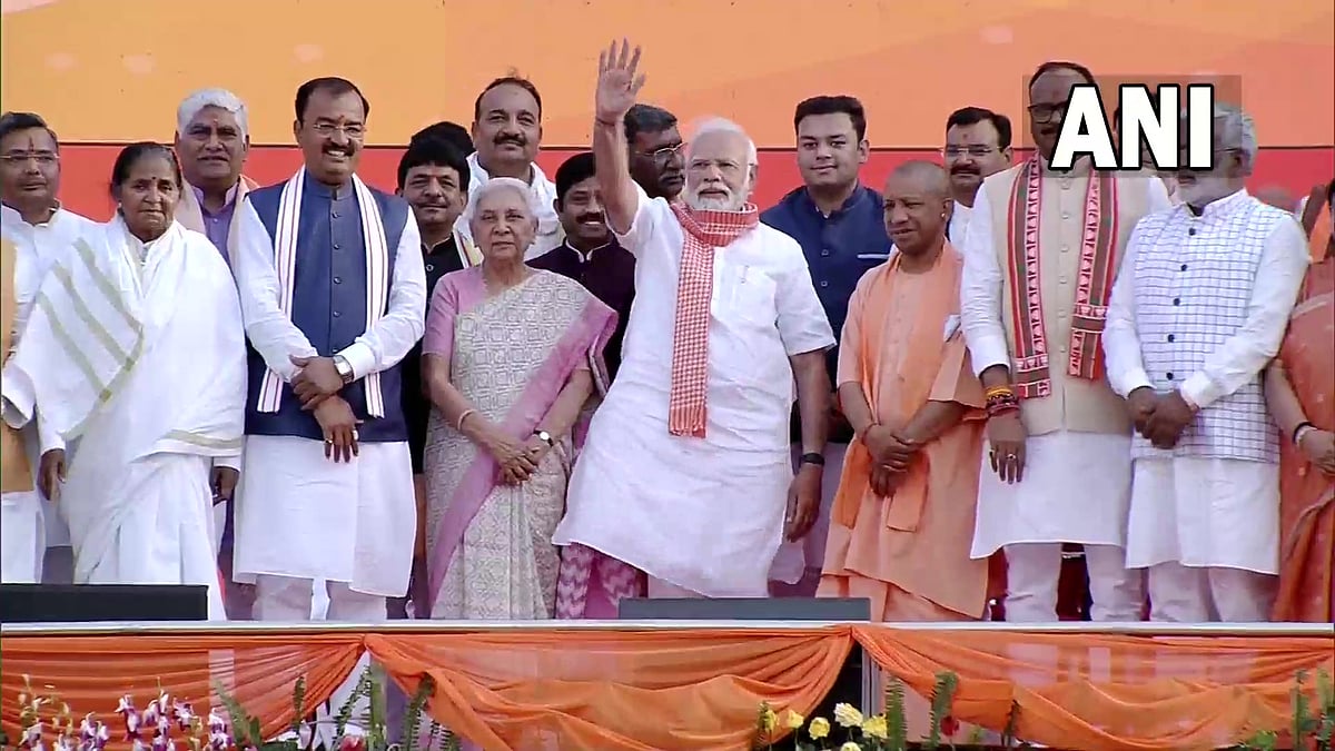 UP: PM Modi shares stage with UP CM Yogi Adityanath, Deputy CMs and ...