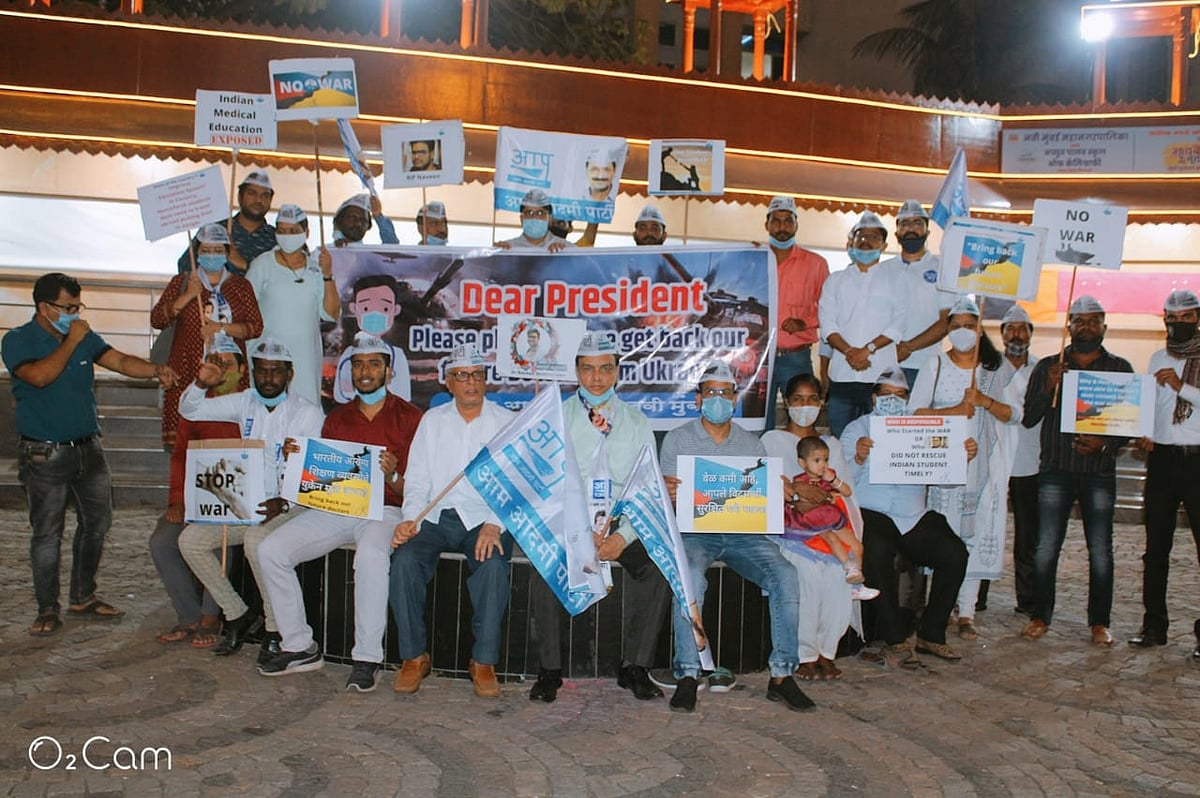 Navi Mumbai: AAP stages protest in Vashi; urges govt help students ...