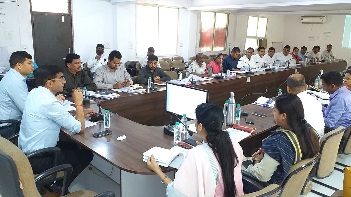 Indore: Collector meets district revenue officers