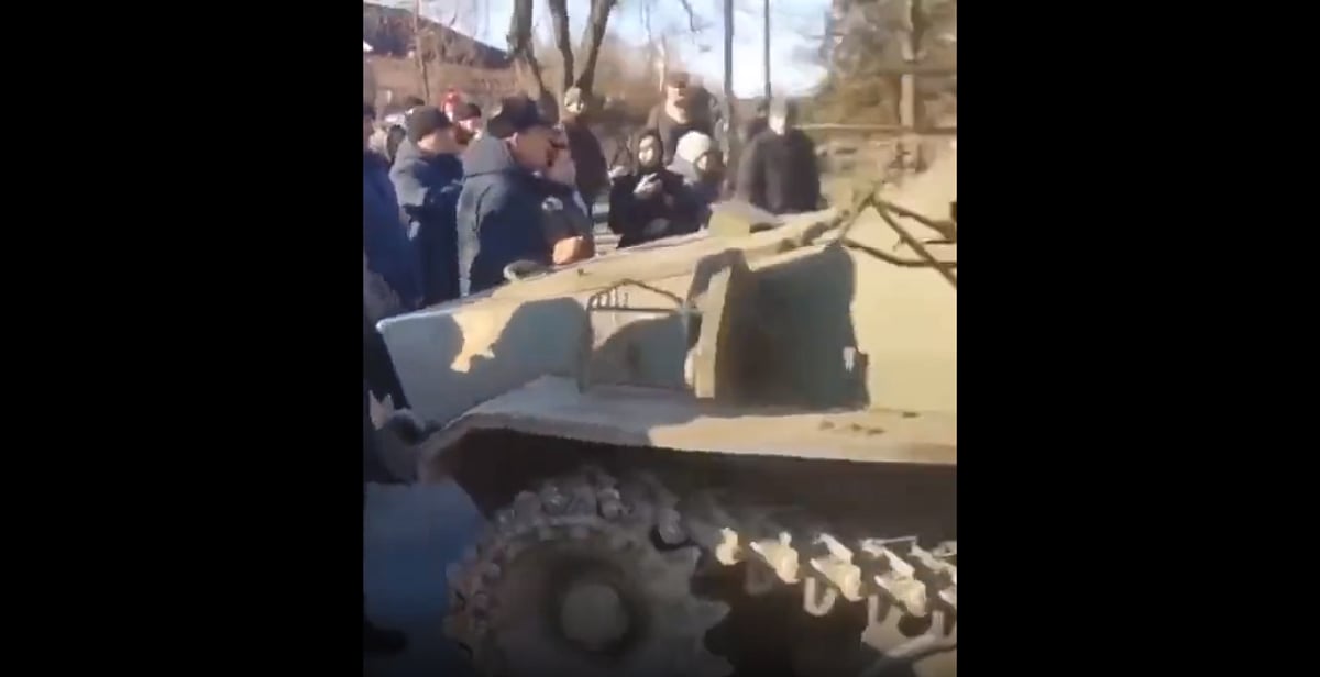 Russia-Ukraine war: Ukrainian citizens stop advancement of Russian tank ...