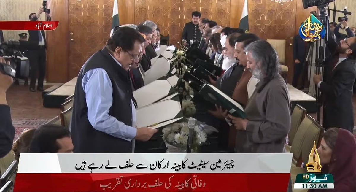 Pakistan: New Cabinet sworn in by Senate Chairman Sadiq Sanjrani, after ...