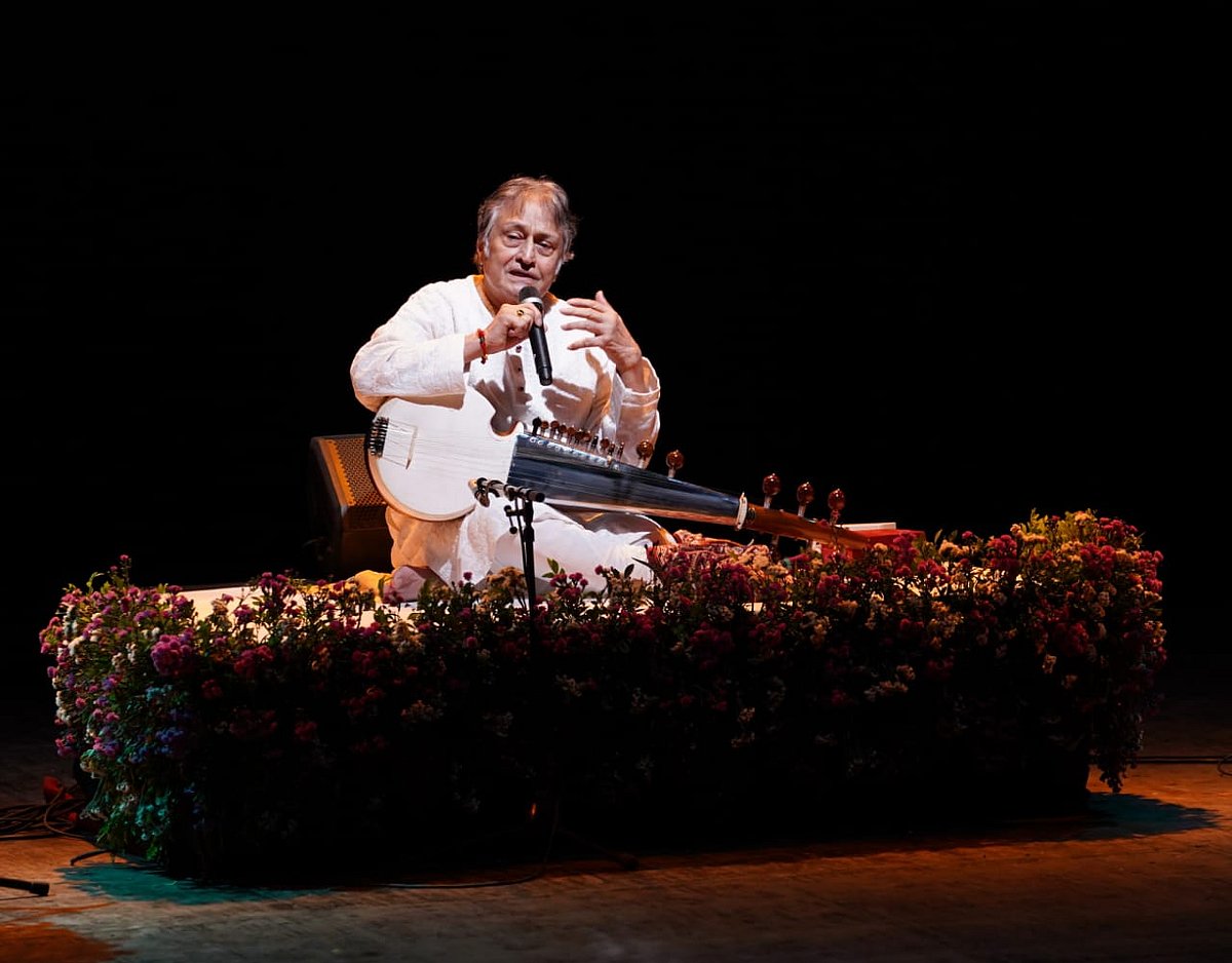 Gulzar regales audiences with his anecdotes of Sarod maestro Ustad ...