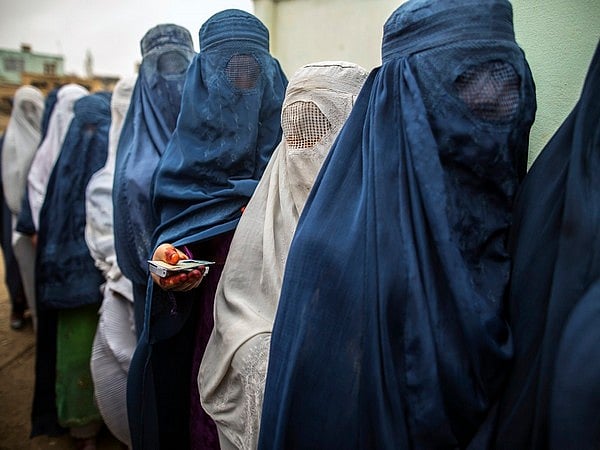 Taliban orders women to wear head-to-toe burqa