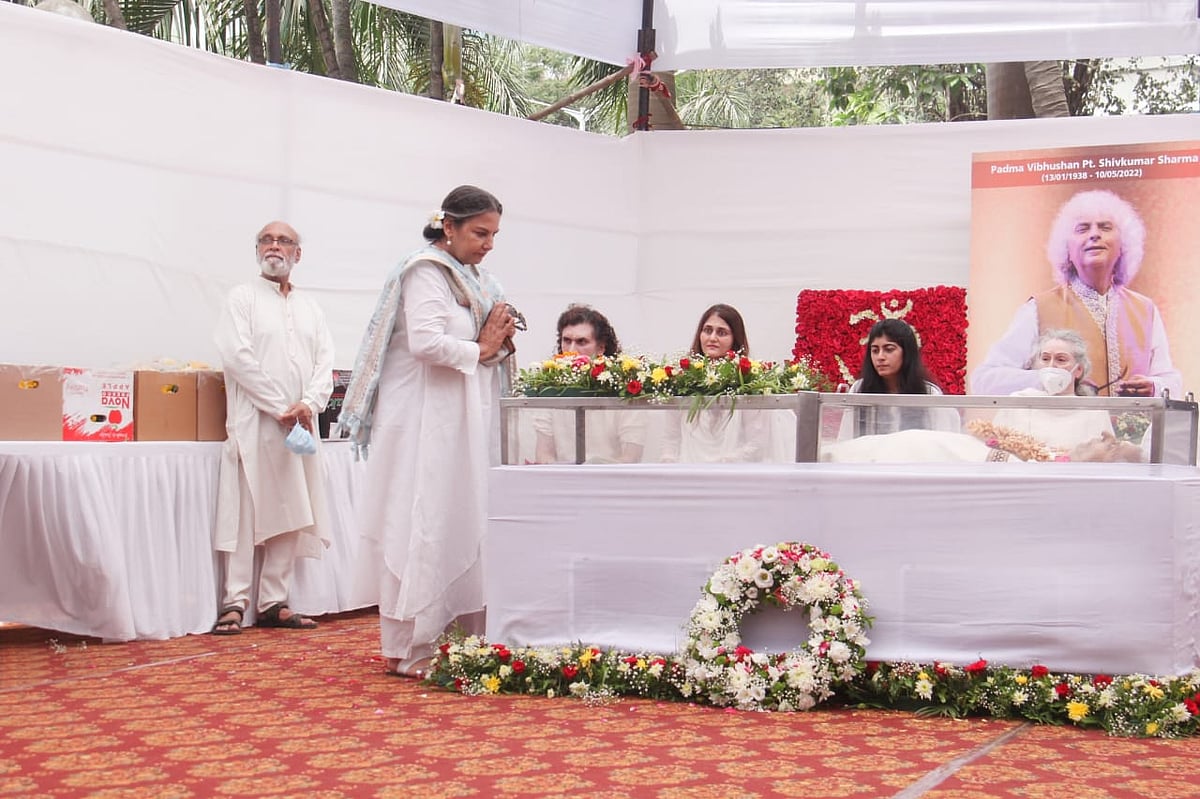 Pt Shivkumar Sharma Funeral Pics: Amitabh, Jaya Bachchan, Javed Akhtar ...