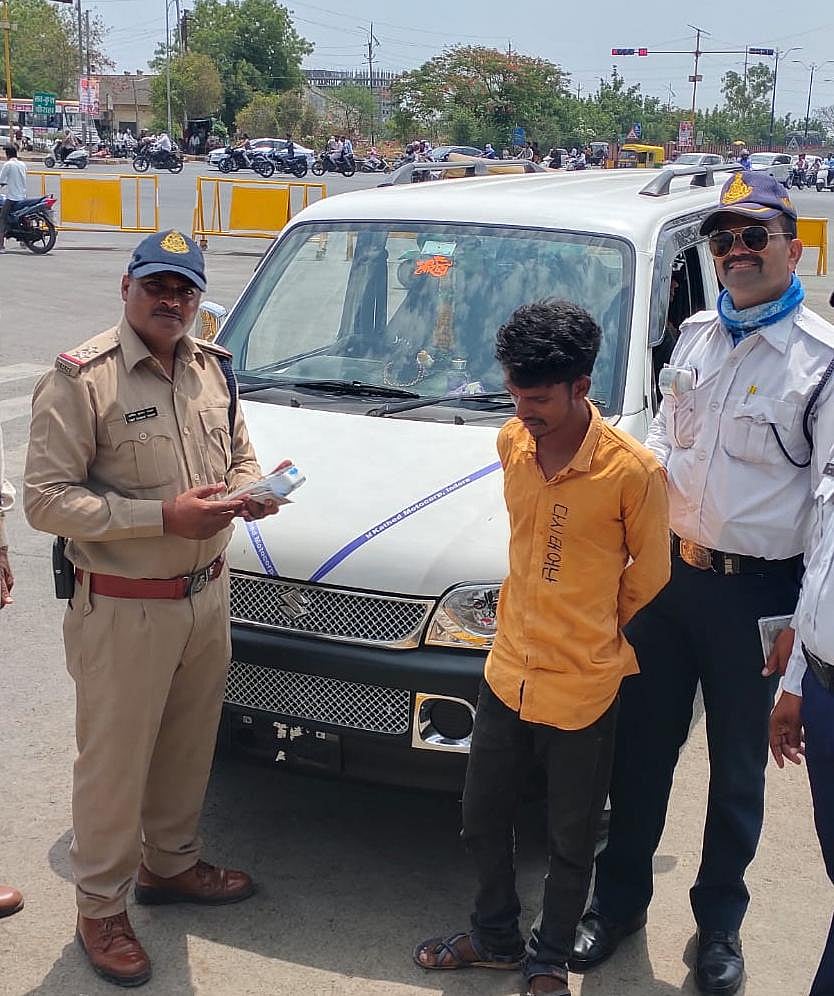 Indore: Violator caught by traffic police after a long chase