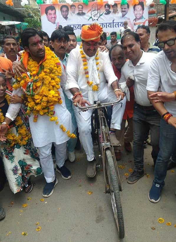 Indore: ‘Sanitation workers to be made permanent if I win’