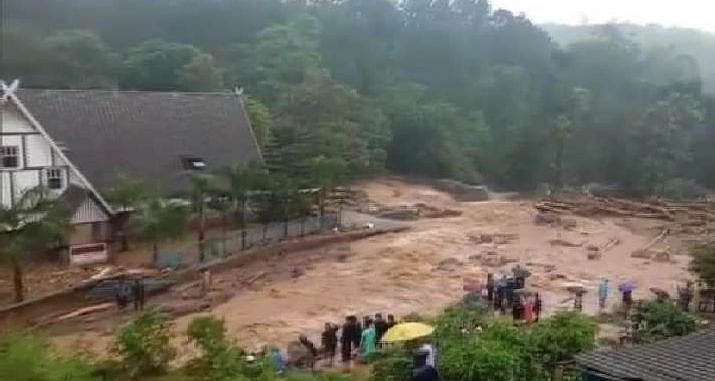 Kerala Rains 6 Killed Educational Institutes Shut Red Alert In 7