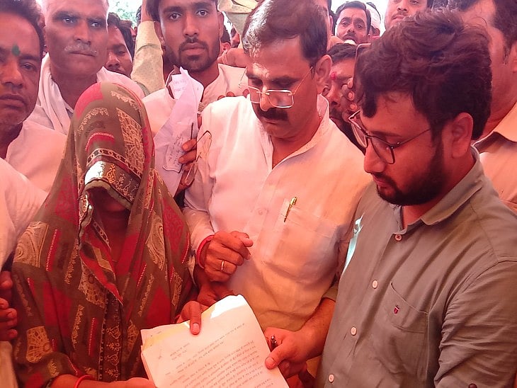 Guna: Wife of accused threatens immolation along with 7 children