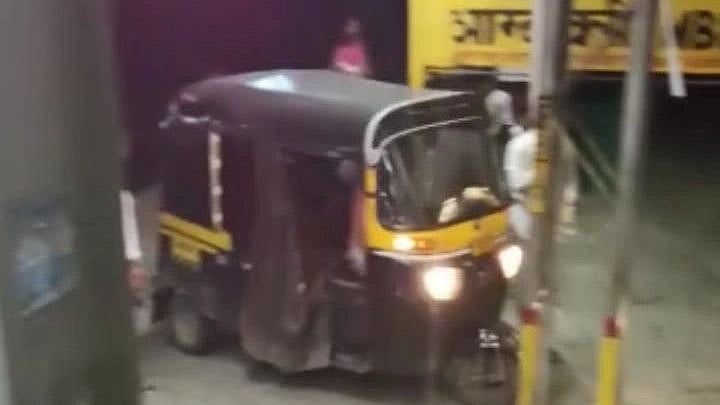 Watch video: Drunk men force autorickshaw driver to steer onto Mumbai ...