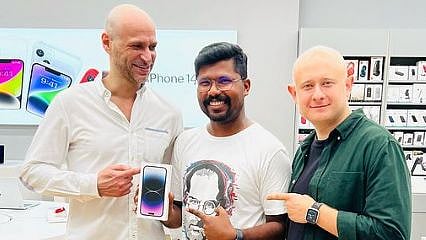 Love for iPhone: Businessman flies to Dubai to buy iPhone 14, hours ...