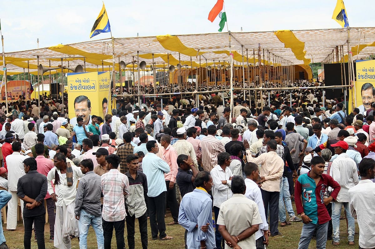 Gujarat BJP workers tear apart AAP banners ahead of Kejriwal rally