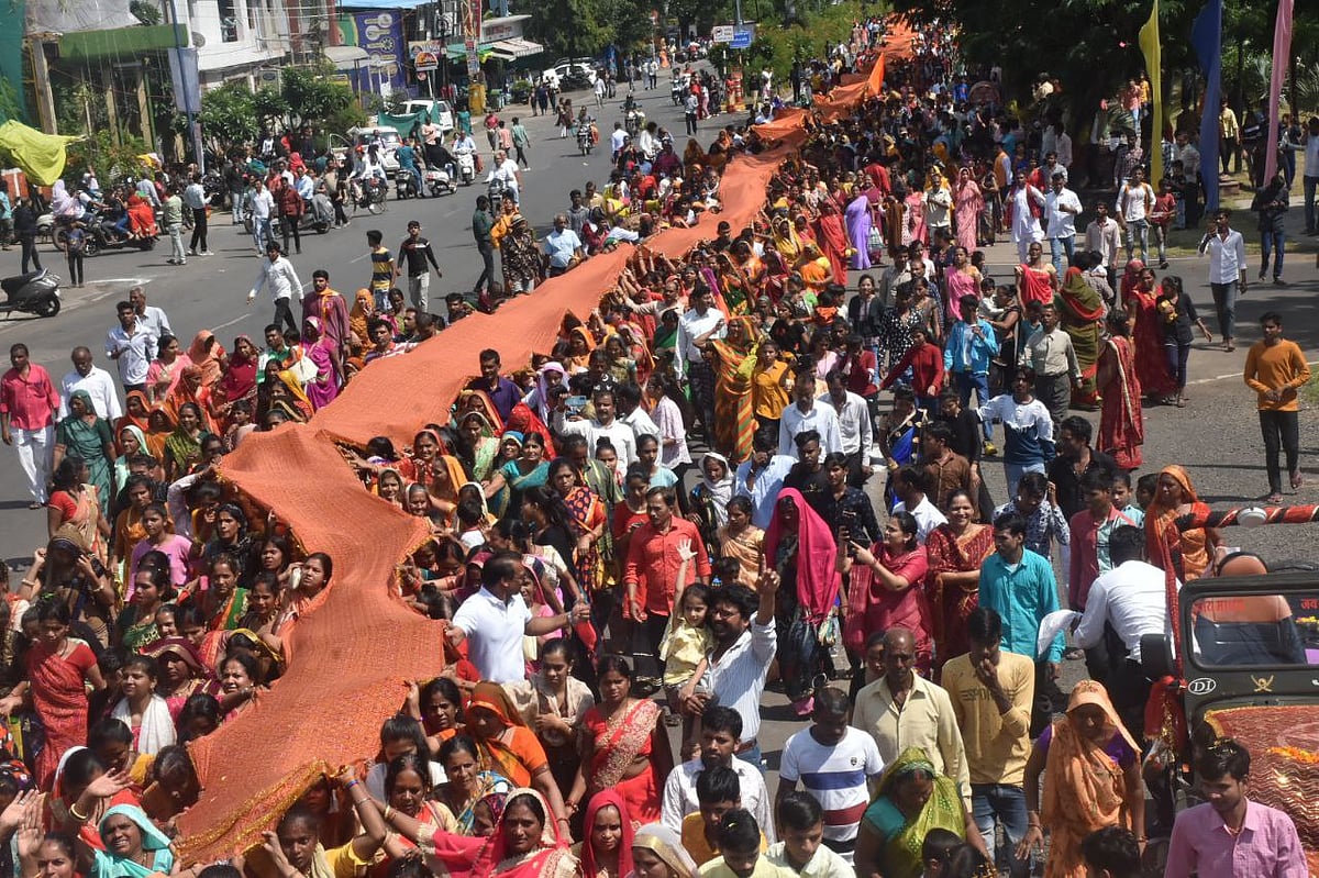 Indore: After two-year gap devotees take out Chunari Yatra on grand scale