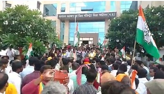 Gwalior: Farmers gheraoed collectorate demanding compensation over ...