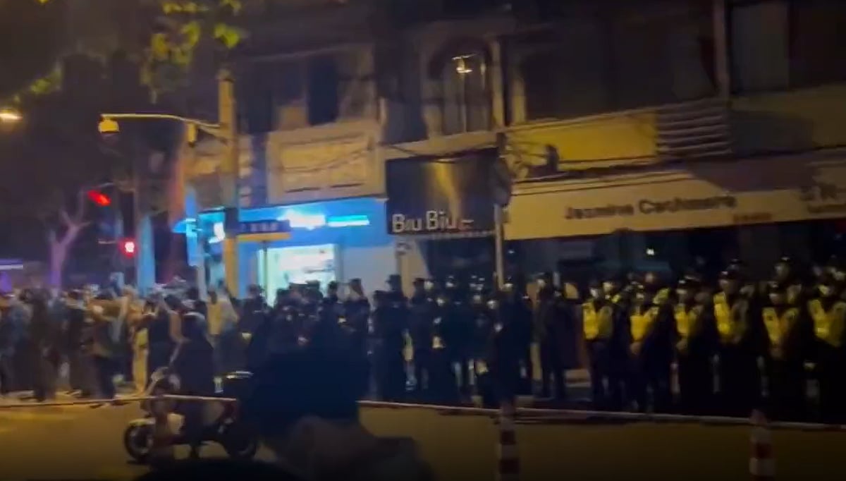 ON CAMERA: Massive anti-COVID protest in China triggered by deadly fire ...