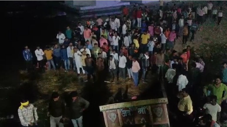 Datia: Four dead as tractor trolley fell from bridge across Sindh river