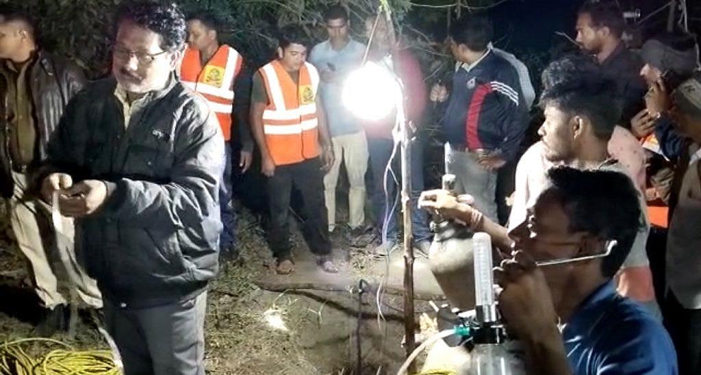 Madhya Pradesh: 8-year-old boy falls inside bore well in Betul; rescue ...
