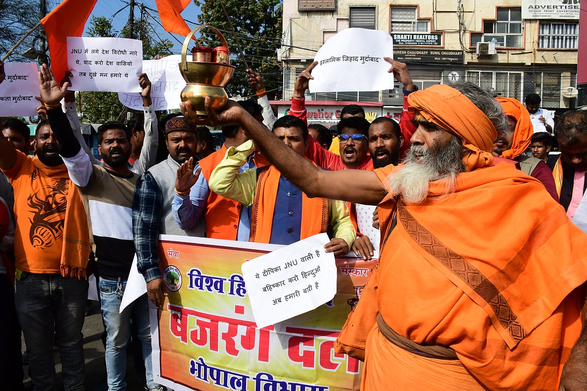 'Besharam Rang' row : Why Deepika's outfit not green, asks Pawaiya