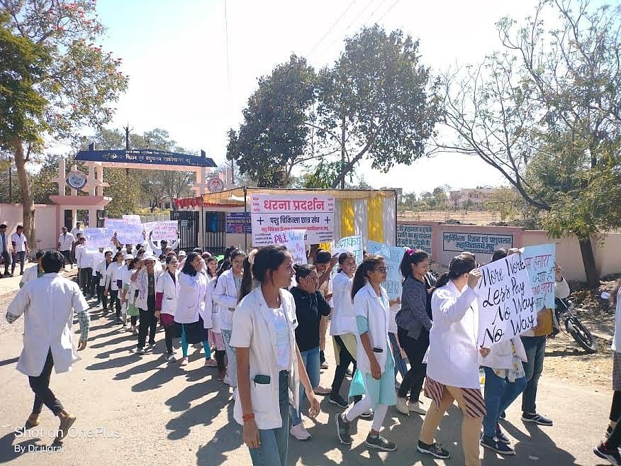 Madhya Pradesh: Vet college students take out rally in Mhow, demand ...
