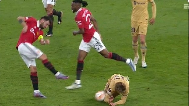 WATCH: Manchester United's Bruno Fernandes hits ball at Barcelona's ...