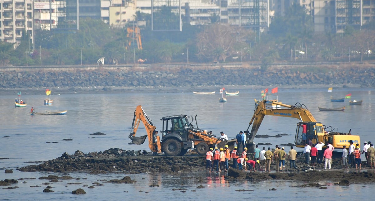 Mumbai: 'Illegal' sea dargah in Mahim demolished by BMC officials after Raj Thackeray's warning