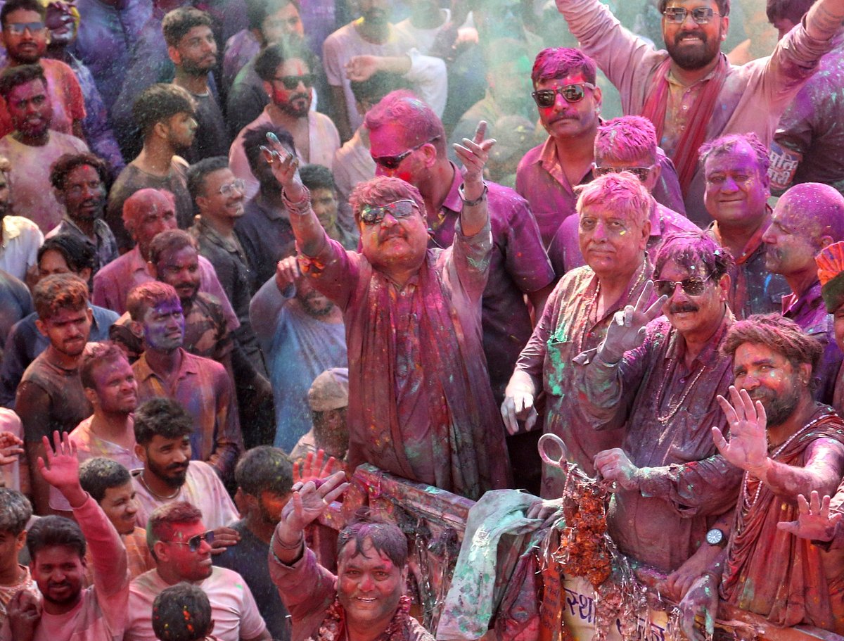 Indore: Grand spectacle of Gair