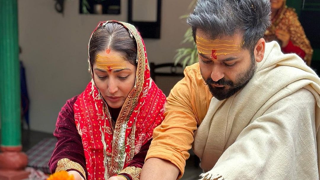 Yami Gautam performs puja with Aditya Dhar, thanks Maa Durga and Lord ...